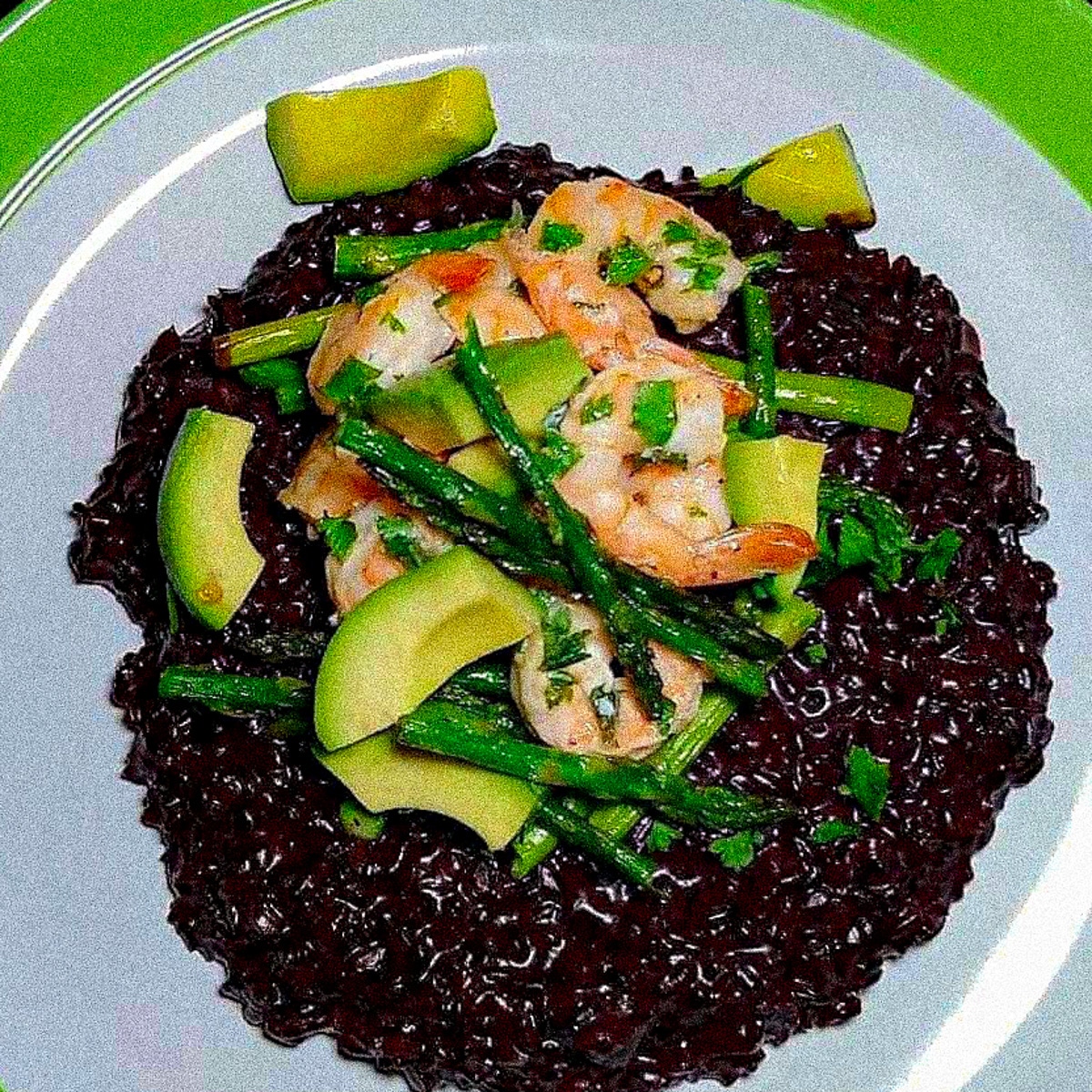 BLACK RICE RISOTTO WITH LEMONY SHRIMP AND ROASTED ASPARAGUS - Cook me joy