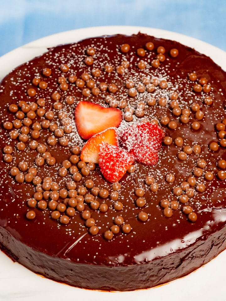 CHOCOLATE LAYER CAKE WITH SALTED CARAMEL- CHOCOLATE FROSTING - Cook me joy