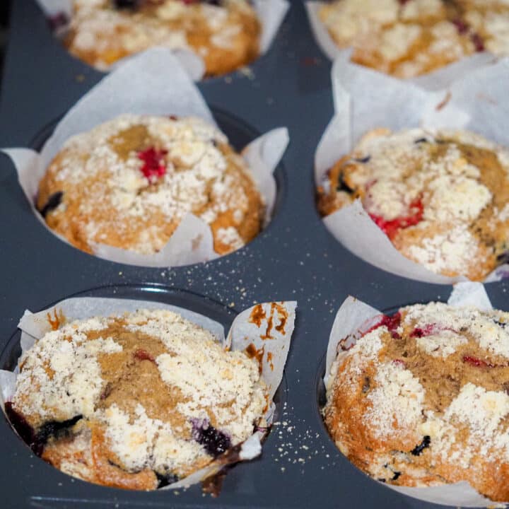 Banana-mixed berries muffin with almond streusel - Cook me joy